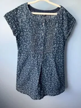 Uniqlo | Dresses | Uniqlo Blue Floral Pintuck Girls Buttonfront Top ...